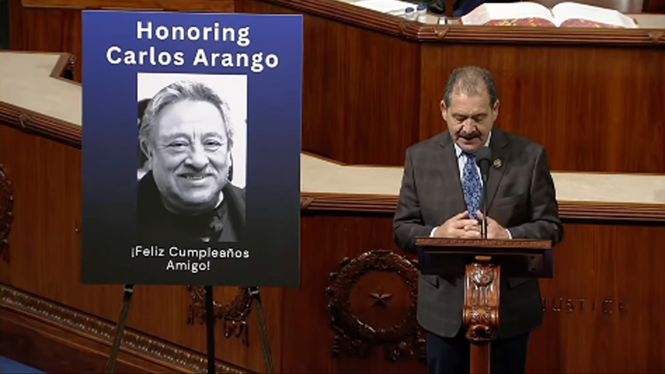 VIDEONOTICIA: Congresista “Chuy” García rinde homenaje Al activista Carlos Arango, en su ...