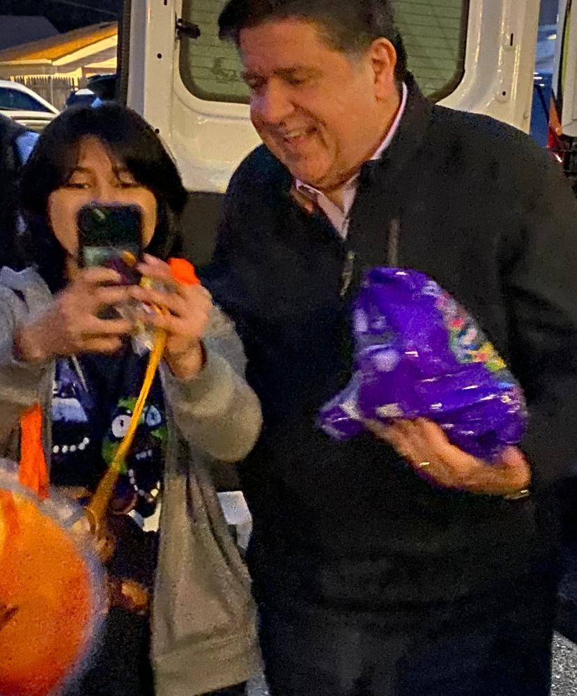 Gobernador Pritzker compartió la noche de Halloween con los niños de La ...