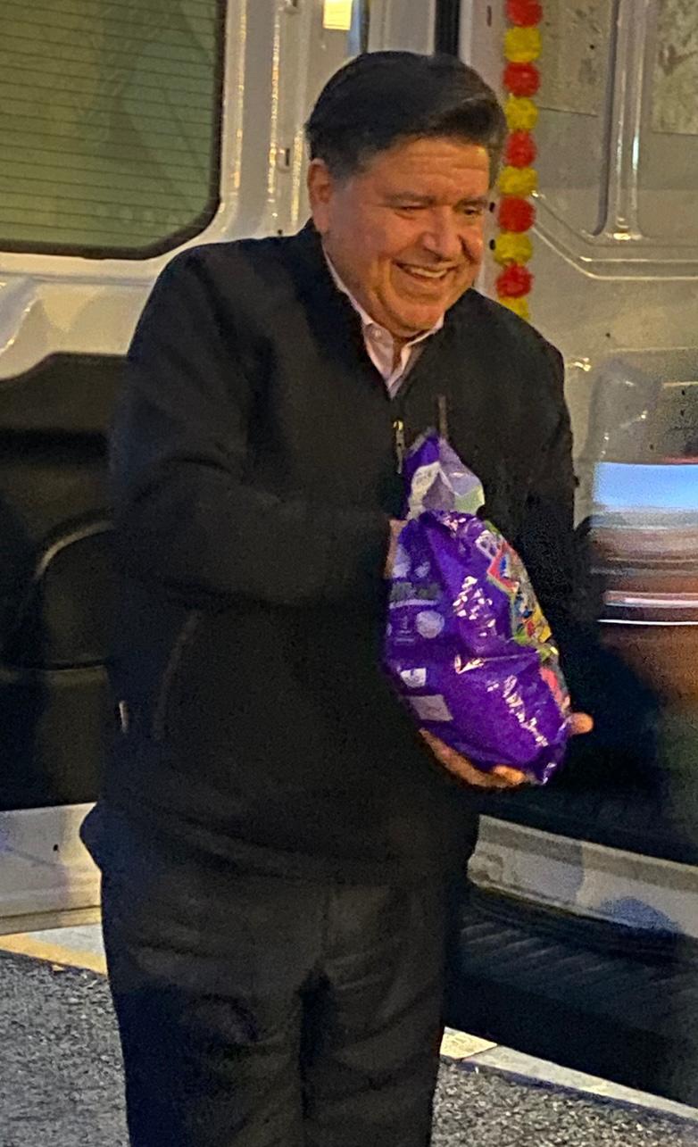 Gobernador Pritzker compartió la noche de Halloween con los niños de La ...